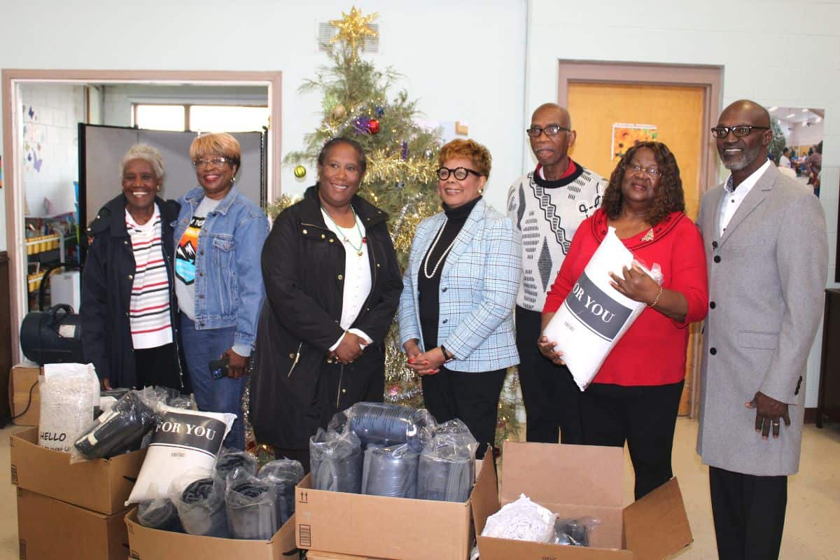 Local church gives blankets to shelter