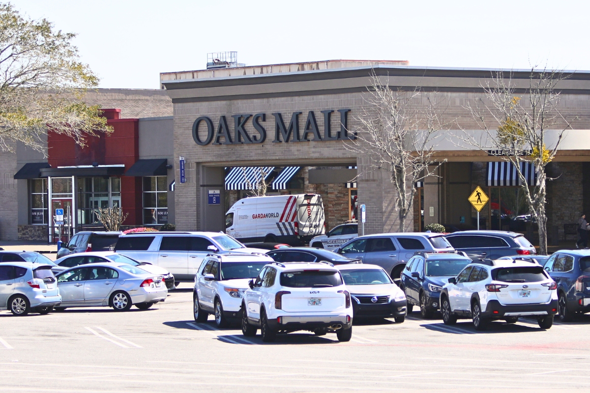 Lender files foreclosure complaint against Oaks Mall, $80M owed