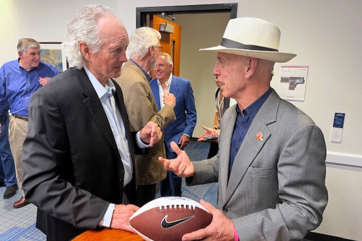 Gator greats gather to celebrate “The Cuban Comet”