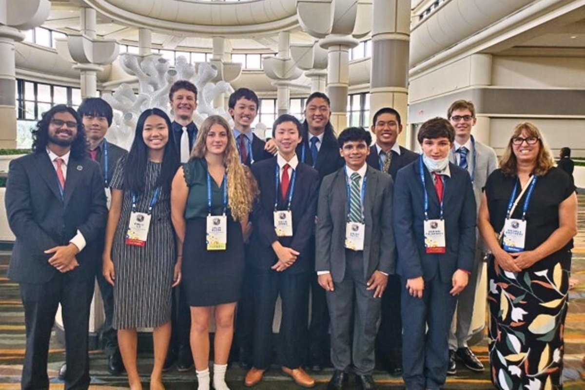Buchholz students win business awards
