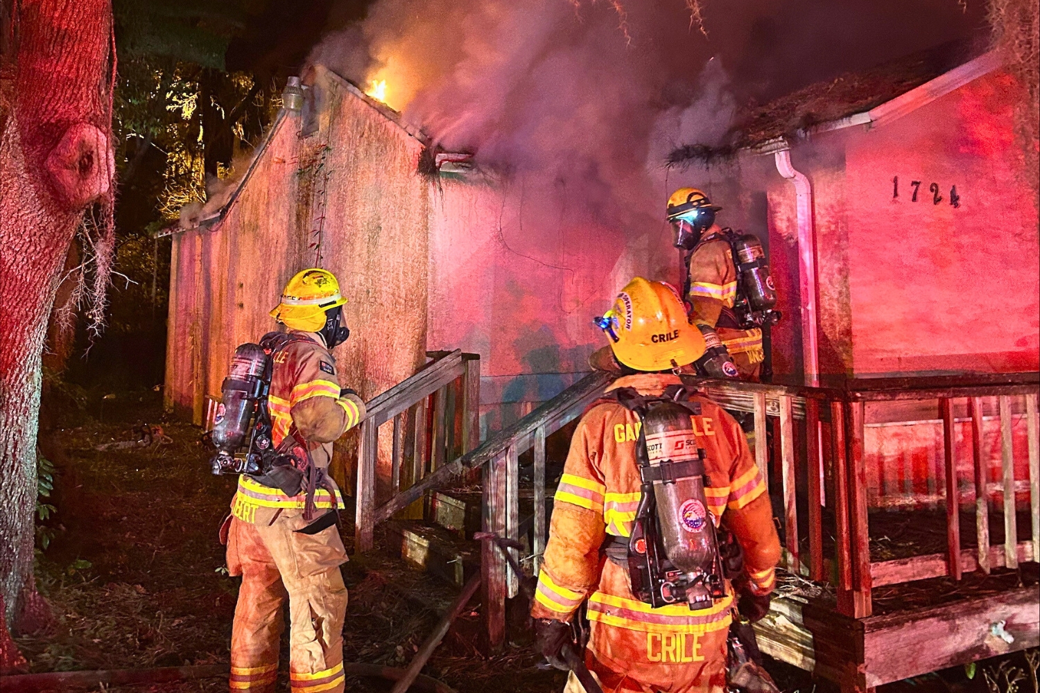 Firefighters extinguish blaze on SE 2nd Avenue