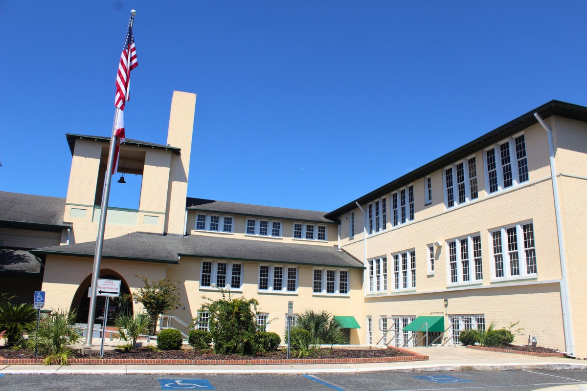 When do schools in North Central Florida reopen after winter break?